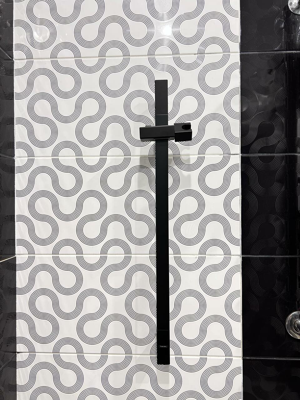 Стойка для душа (без шланга и лейки) Hansen H8004-C цвет черный