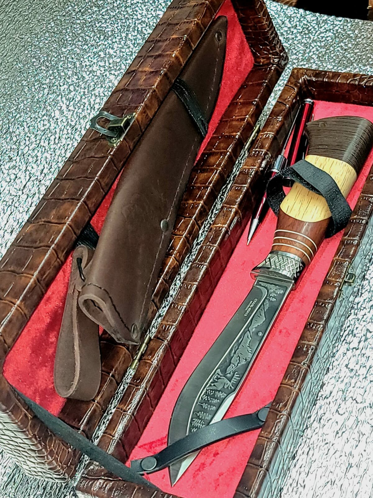 Нож туристический разделочный Охотник (Олень) в чехле ножнах и подарочный кожаный футляр , ручка нож. (Сталь65х13: модель 2)