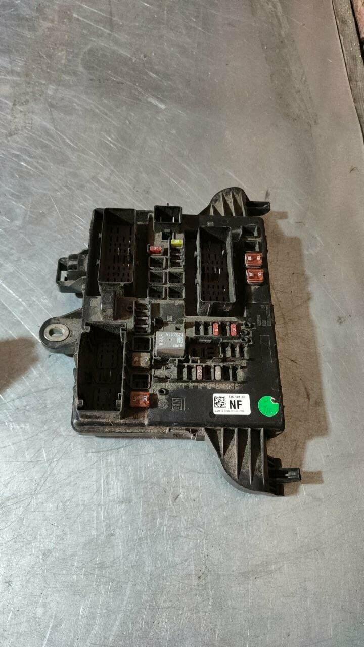 Блок предохранителей Opel Insignia A (2008 - 2013) 13277322