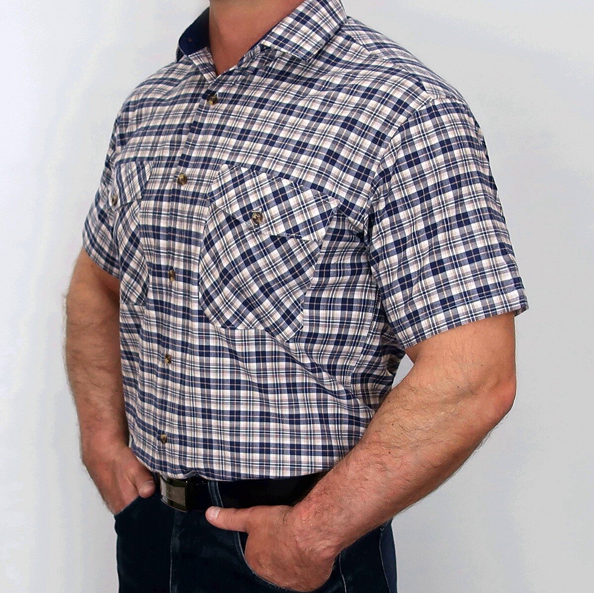Рубашка Рубашка мужская с коротким рукавом, прямая классическая, темная сорочка, на пуговицах, рубаха на любой сезон, стильный фасон одежды, синяя, клетка, с карманами, летняя