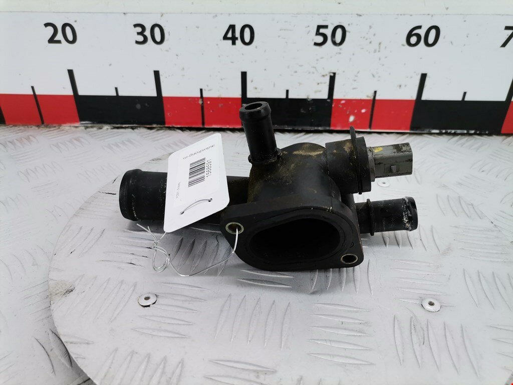 Фланец (штуцер системы охлаждения тройник) Volkswagen Golf 4 038121132D арт. 1568591