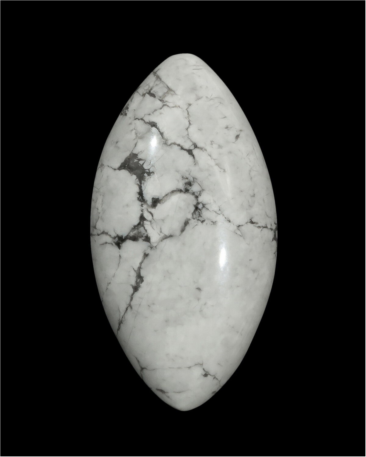 Магнезит, кабошон из минерала, размер: 47х25х6 мм, натуральный камень.