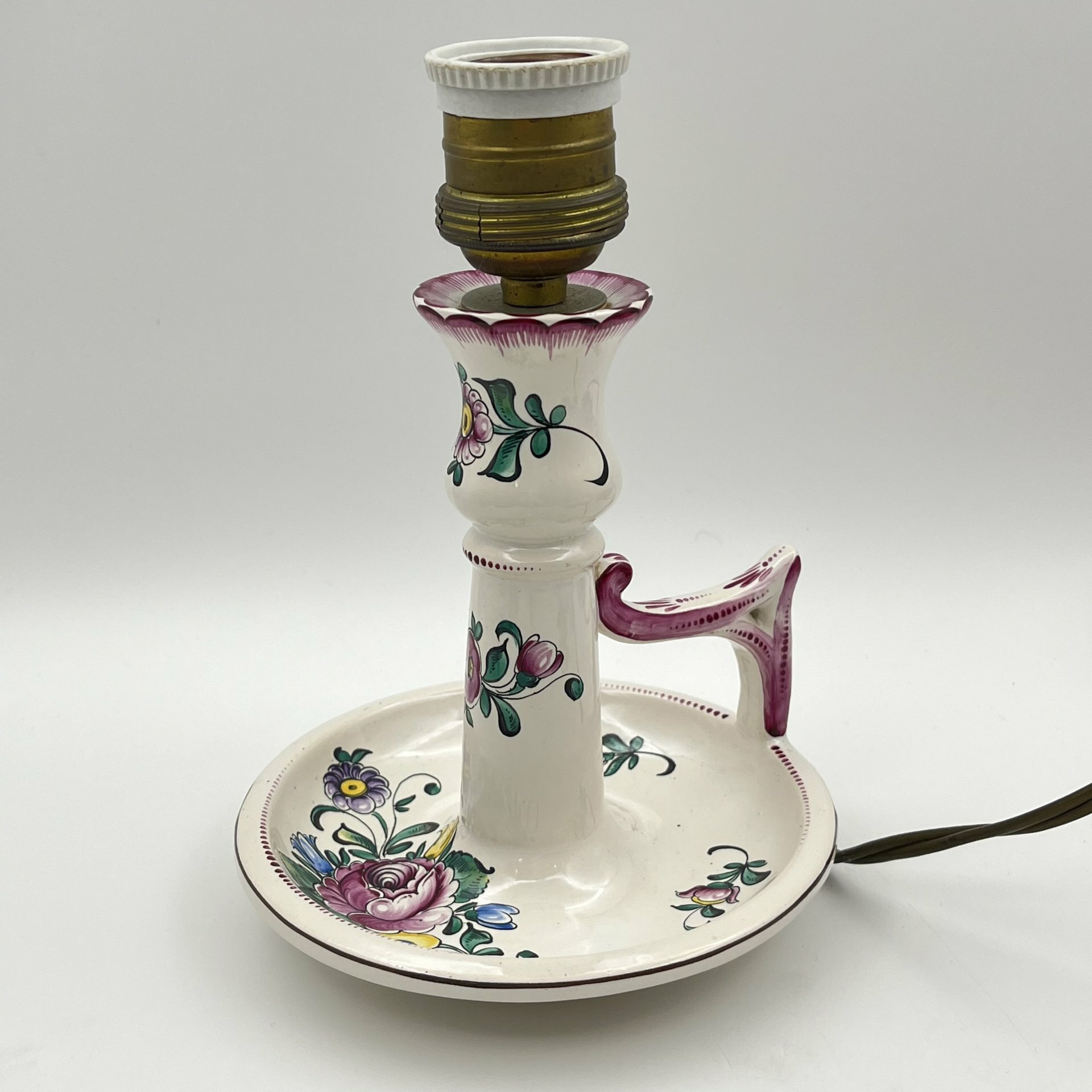 Лампа-ночник в виде переносного подсвечника, украшенного флористическим узором