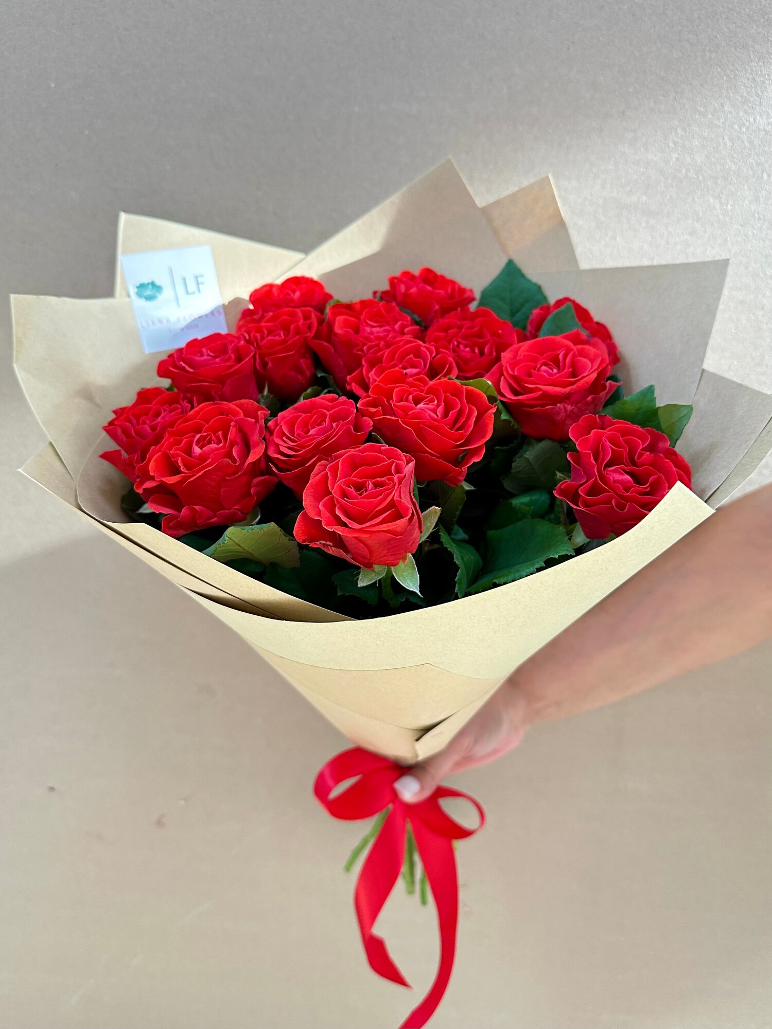 Букет Liana Flowers "Эль Торо", 15 алых роз, крафт-бумага, высота 50 см