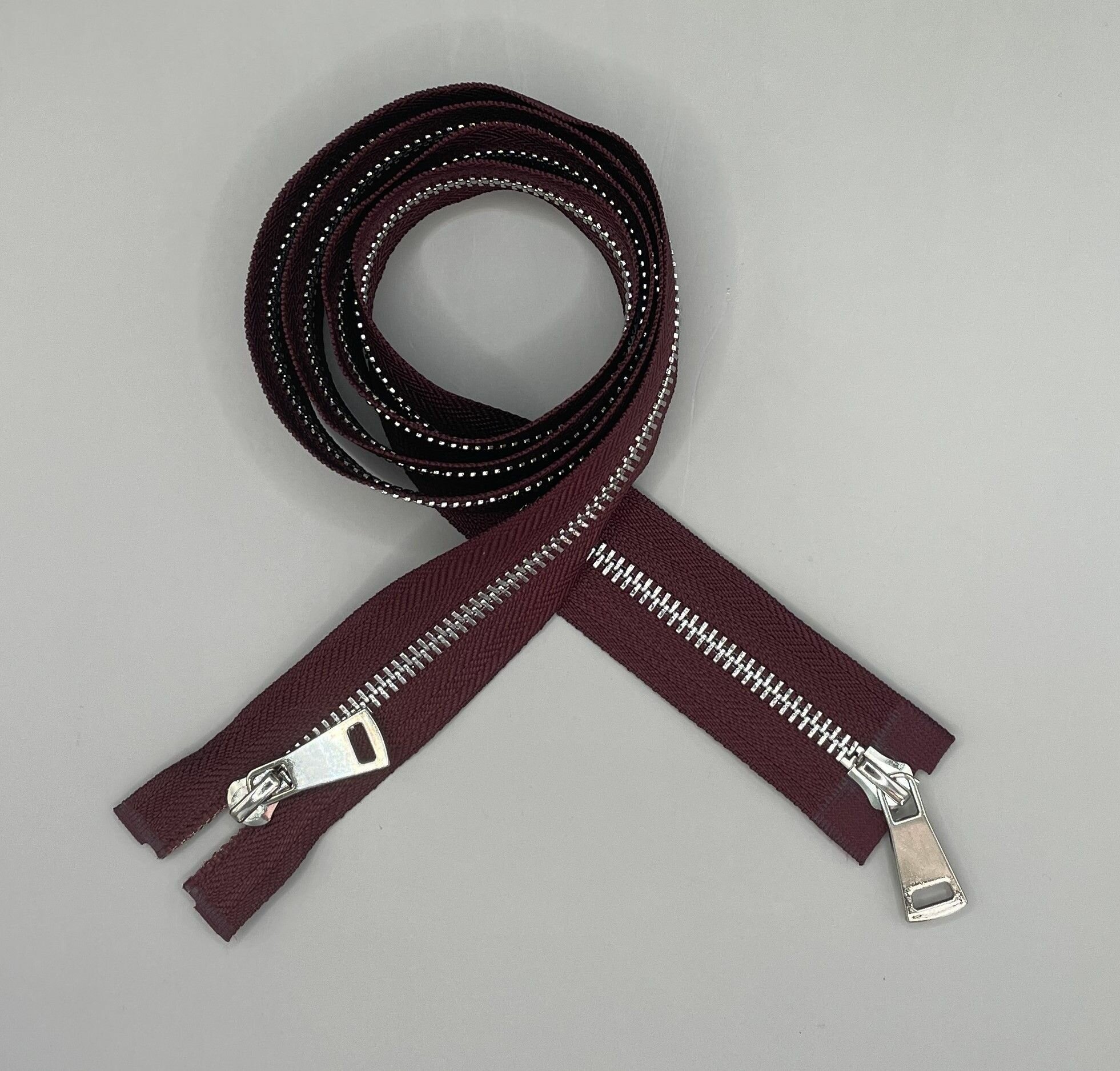 Молния(титан-легкий металл) , тип 5,110см, бордовый, зубья серебро,2 замка.1шт.