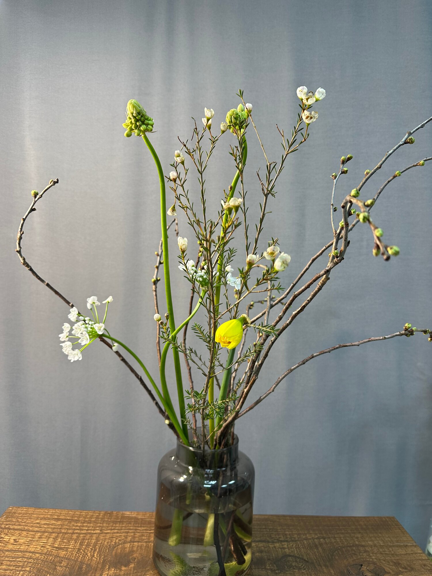 «Весенняя фантазия» интерьерная композиция из зацветающих веточек айвы, утонченного орнитогалума и солнечных нарциссов