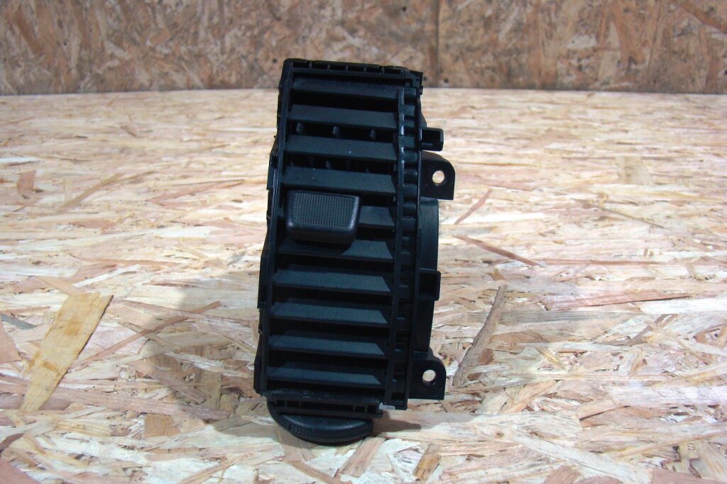 Note E11 Дефлектор воздушный центральный левый 687519U00B