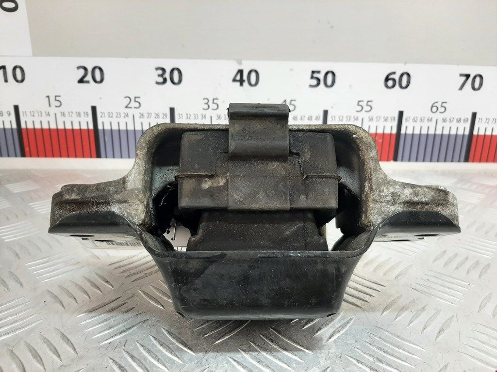 Подушка (опора) крепления двигателя / 1771457 1K0199555L 1K0199555AC для Audi A3 8P (с пробегом)