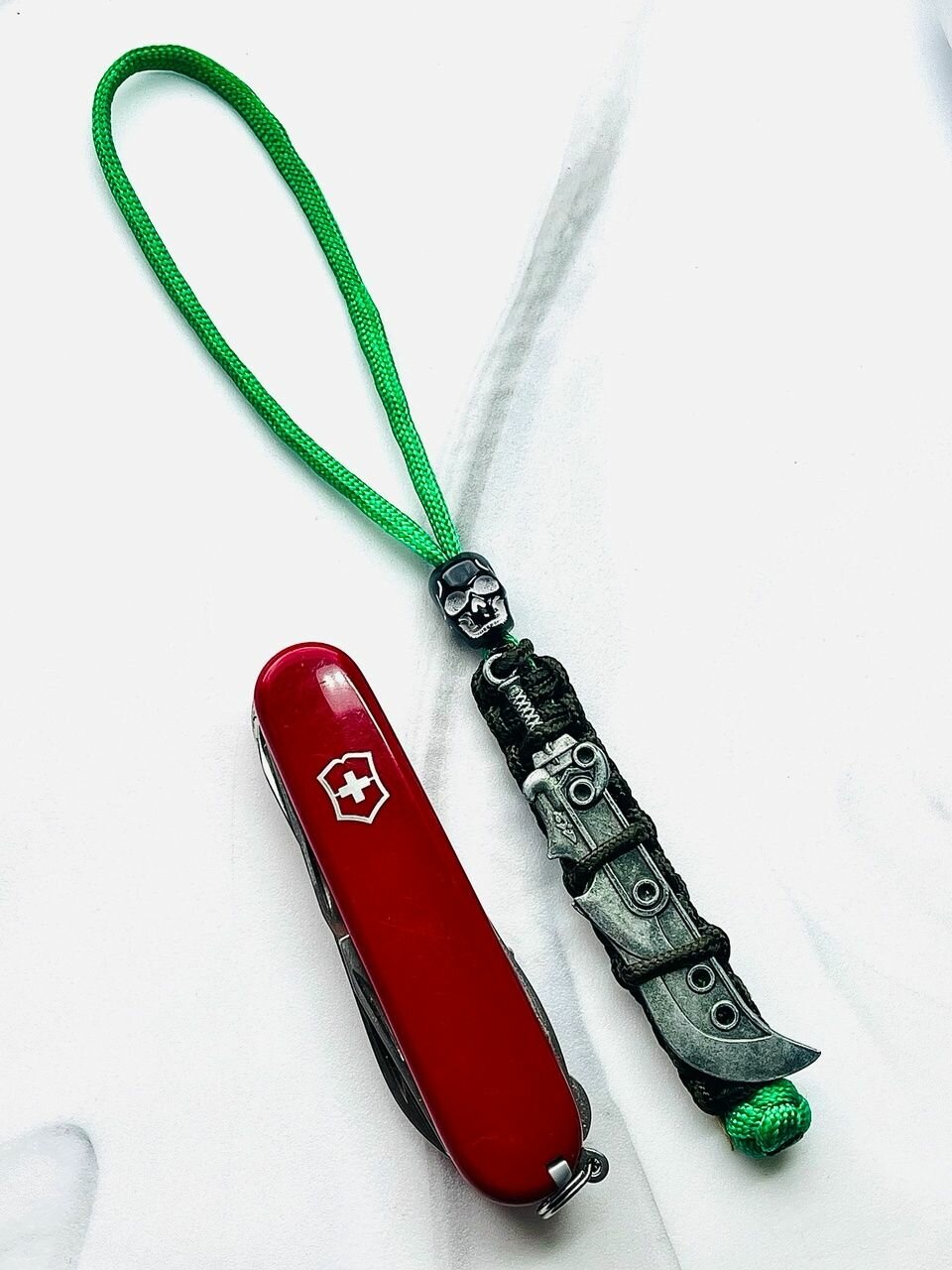 Темляк брелок для ножа с металлической бусиной "Меч" и пластиковым черепом