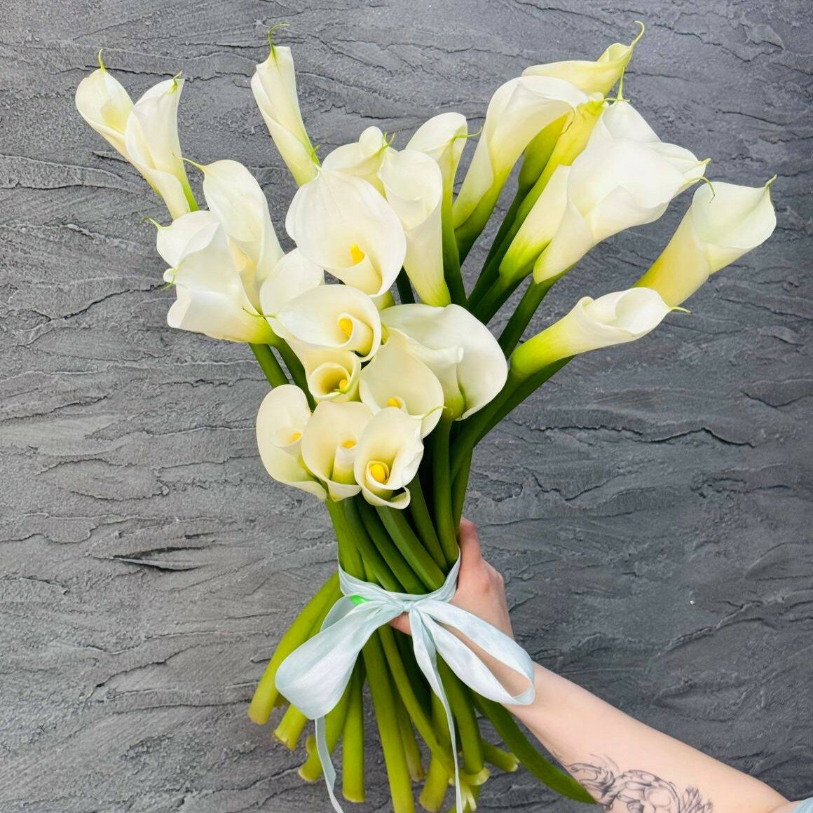 Белые каллы премиум 25 шт. Букет белых калл. Живые цветы