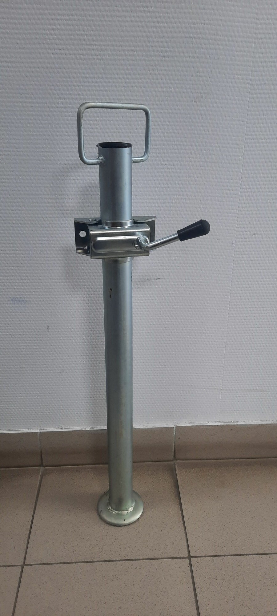 Стойка опорная D 48 с кронштейном для легкового автоприцепа