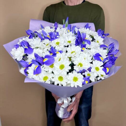 Фиолетовый весенний Букет из ирисов и ромашек