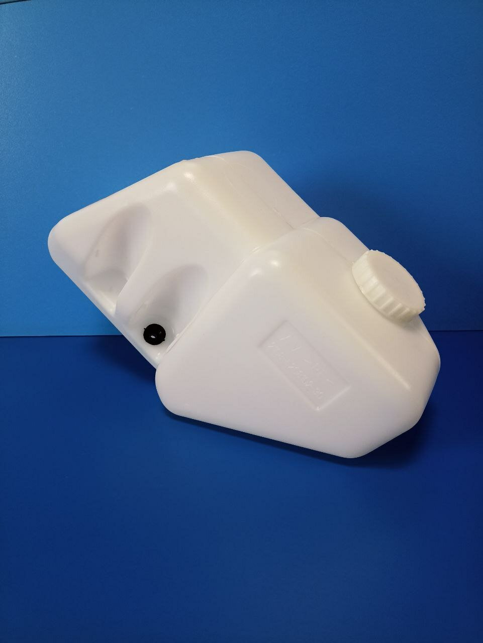 Бачок омывателя "UAD" для автомобилей ВАЗ 2108-099, 13-15, УАЗ Патриот (под один мотор)