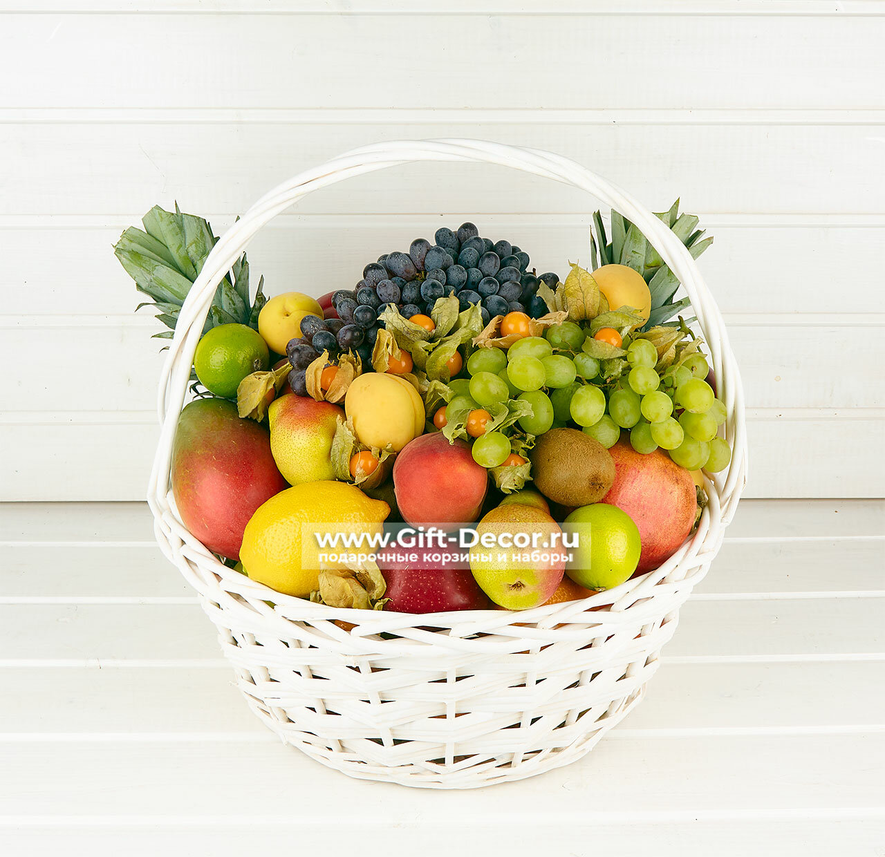 Фруктовый микс: цитрусы (лимон, лайм) и сладкий виноград