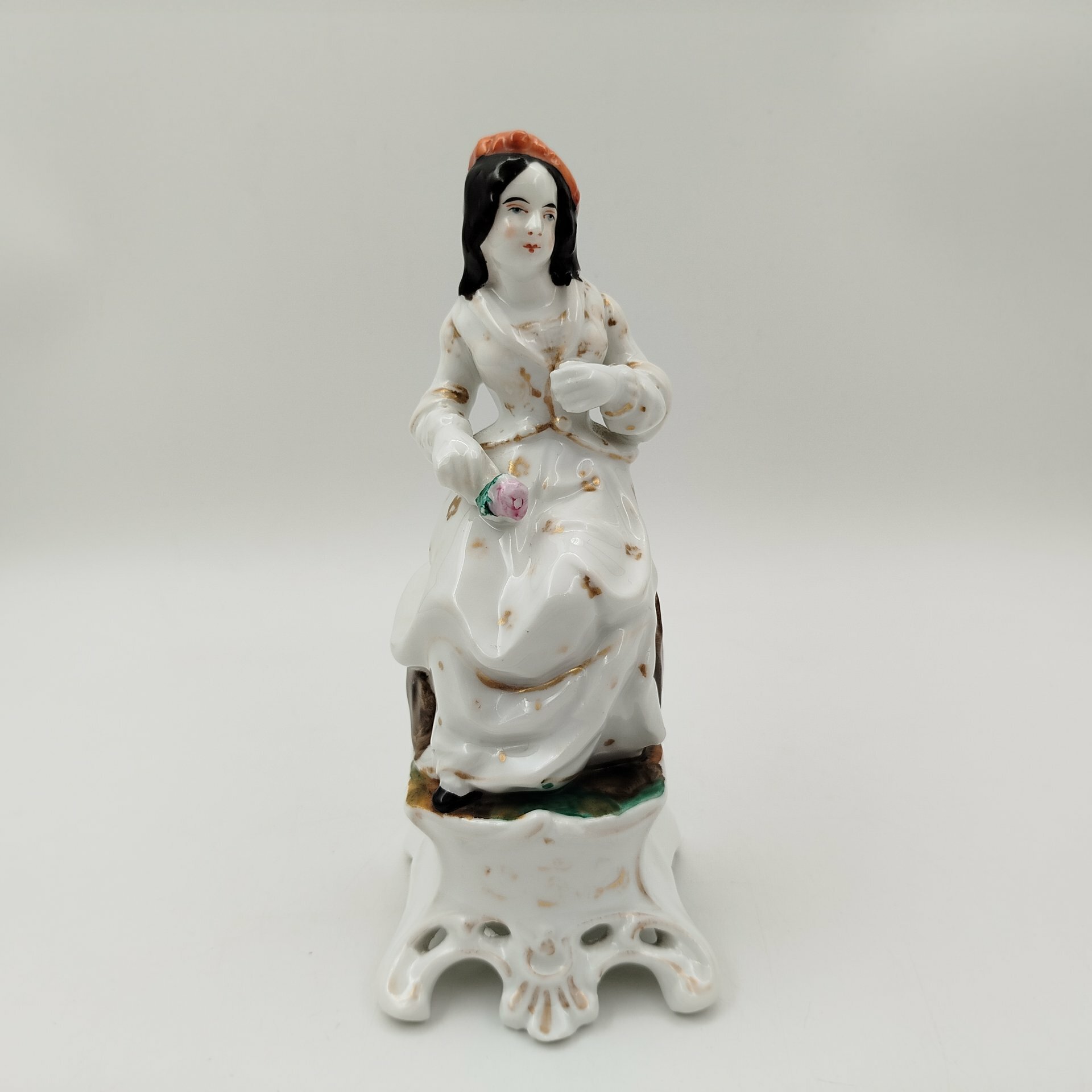 Статуэтка "Дама с цветком", фарфор, роспись, золочение, Западная Европа, 1910-1950 гг.