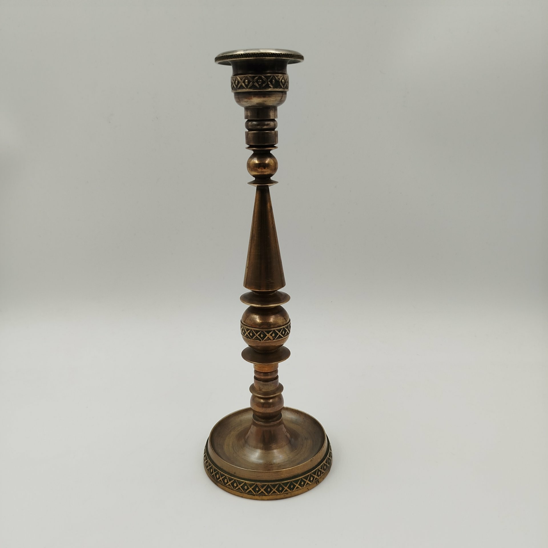 Подсвечник на фигурном основании с шарообразными вставками и геометрическим декором (на одну свечу)