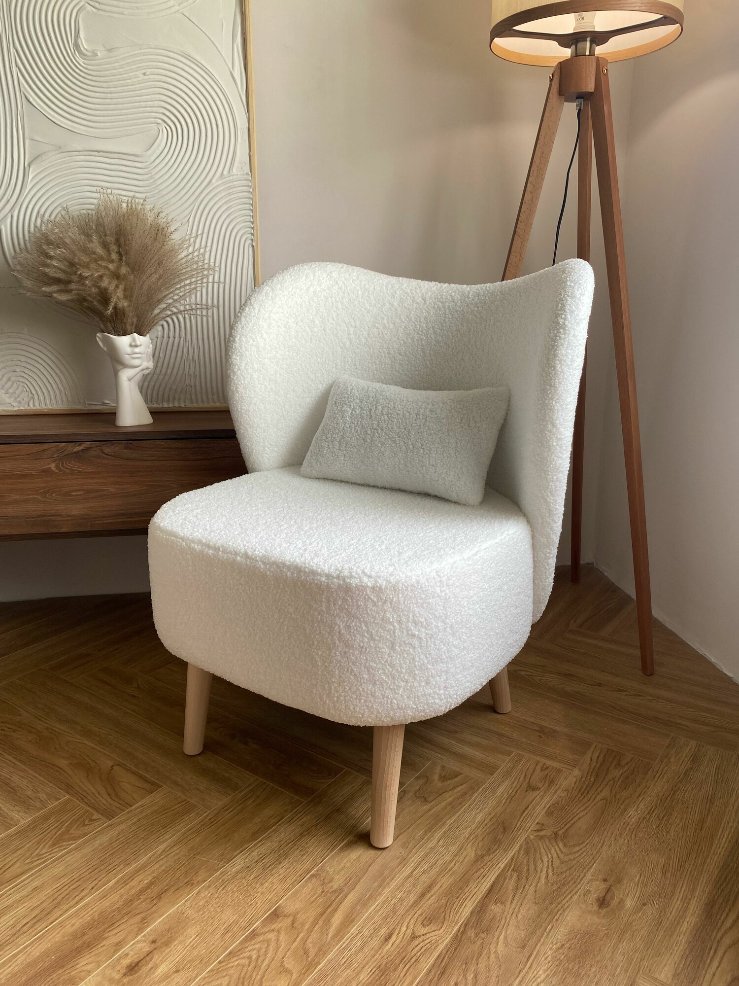 Кресло мягкое с подушечкой в белом цвете