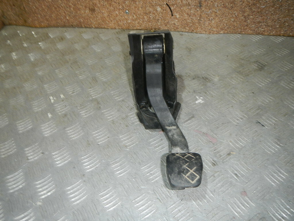 Б/У Педаль сцепления, Volkswagen (Фольксваген)-POLO (SED RUS) (11-) VOLKSWAGEN POLO (Sed RUS) (11-) С кронштейном,накладк...