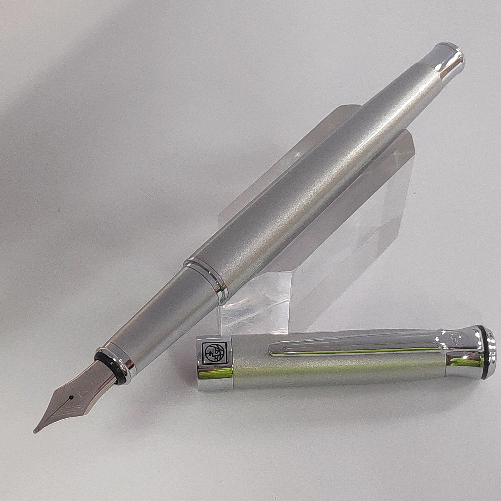 Ручка перьевая в подарочной коробке "PS1" серебристая .