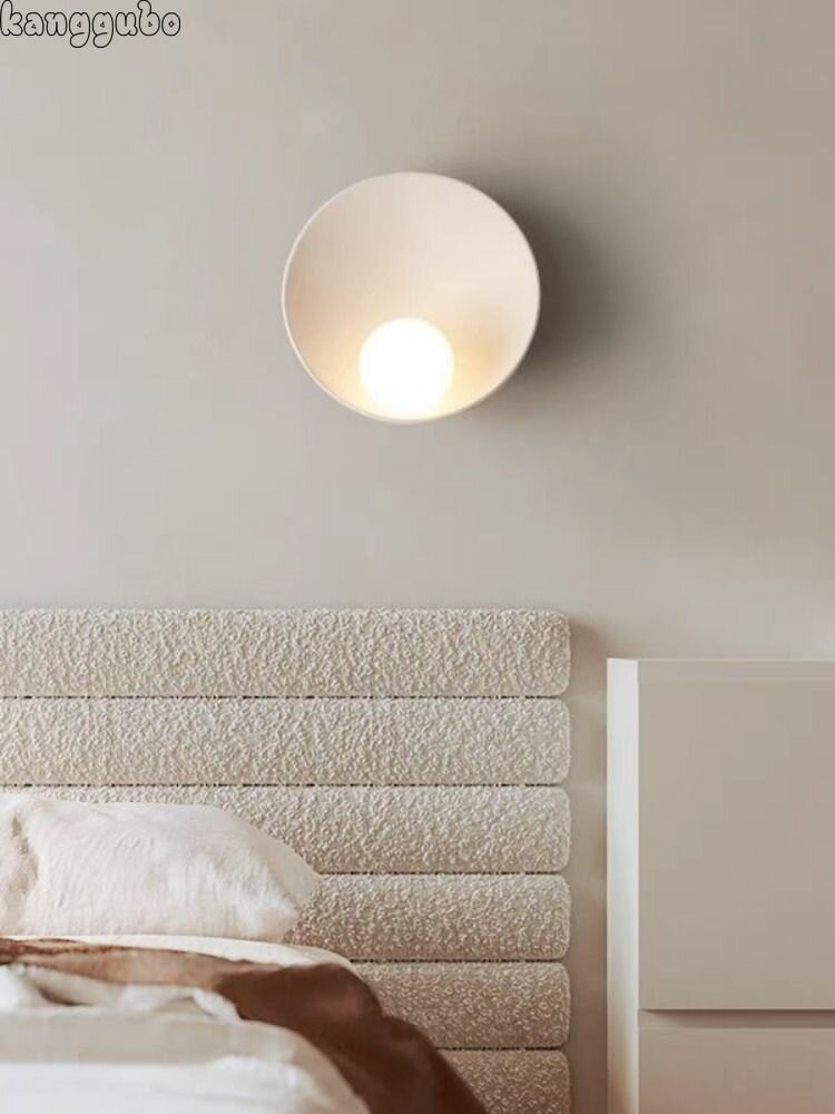 Минималистичный настенный светильник в форме ракушки