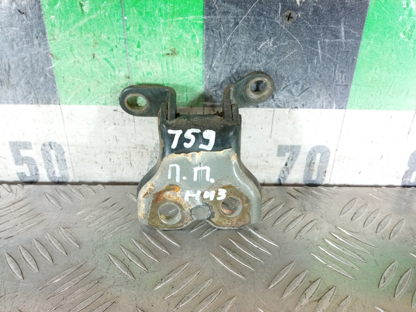 Петля двери передней правой нижняя BYD F3 2006-2013 BYDF36106140