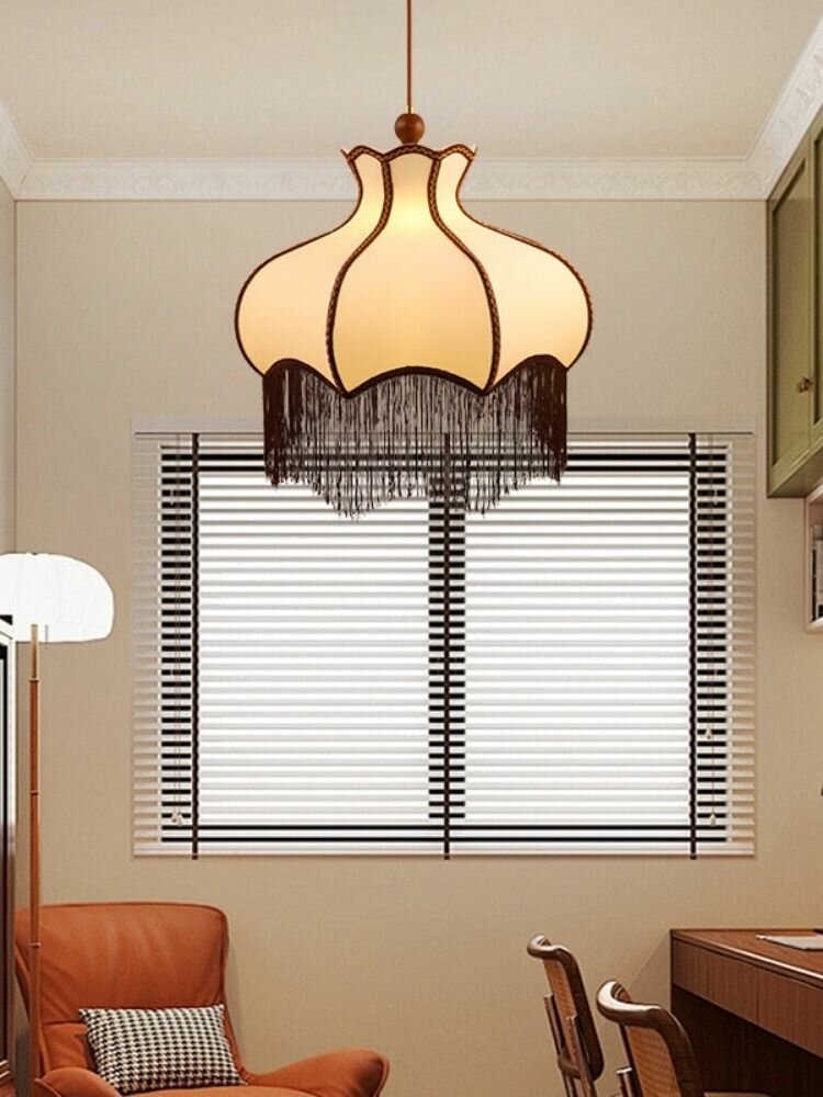 Винтажная люстра с кисточками