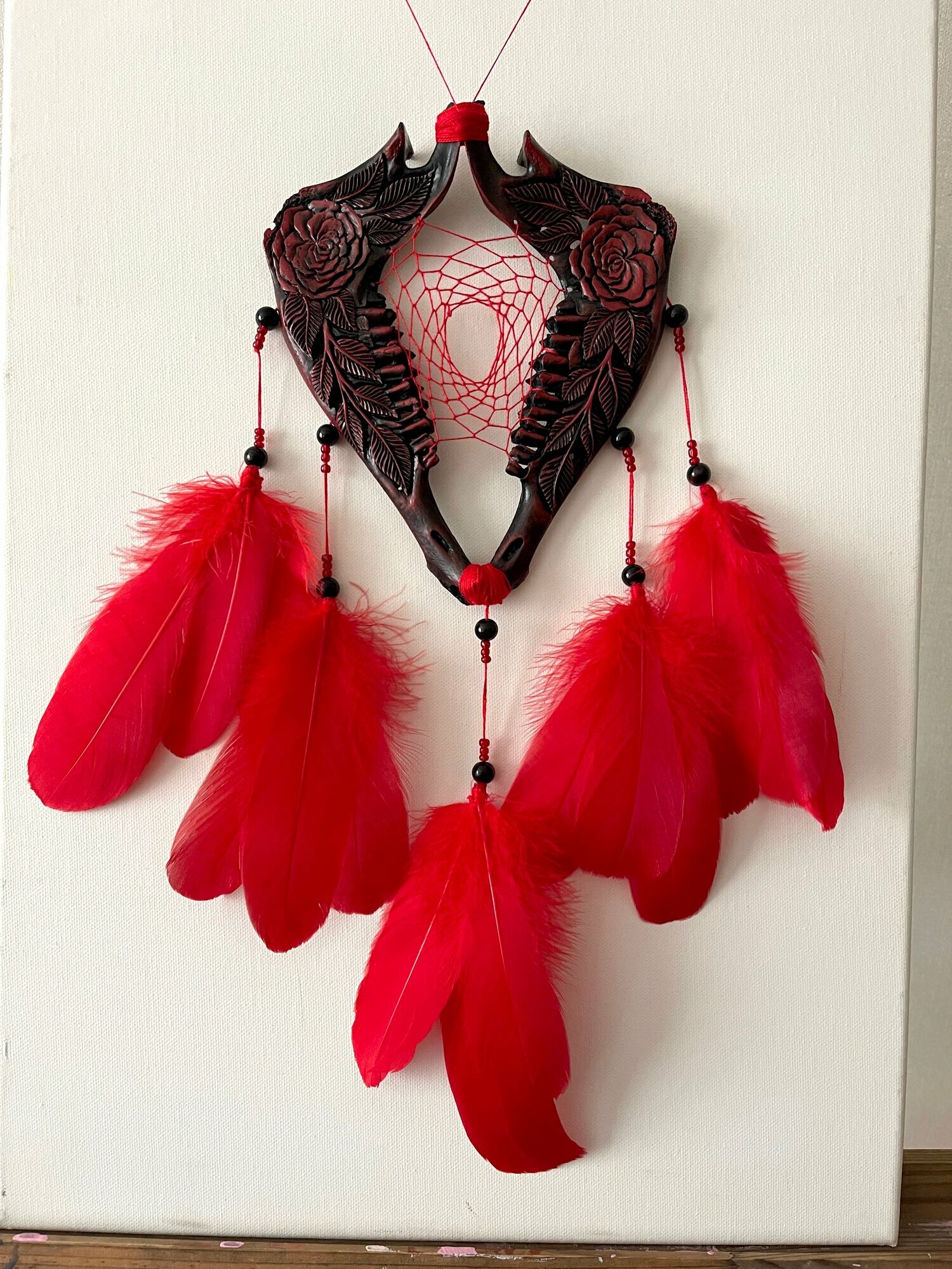 Ловец снов из натуральных челюстей барана с резьбой по кости ручной работы, красные розы