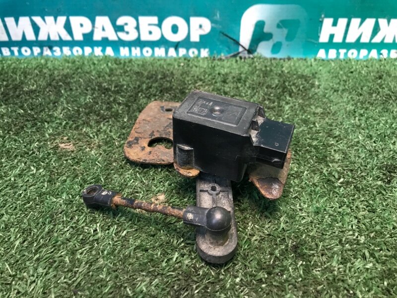 Датчик положения кузова передний левый Cadillac 89021407