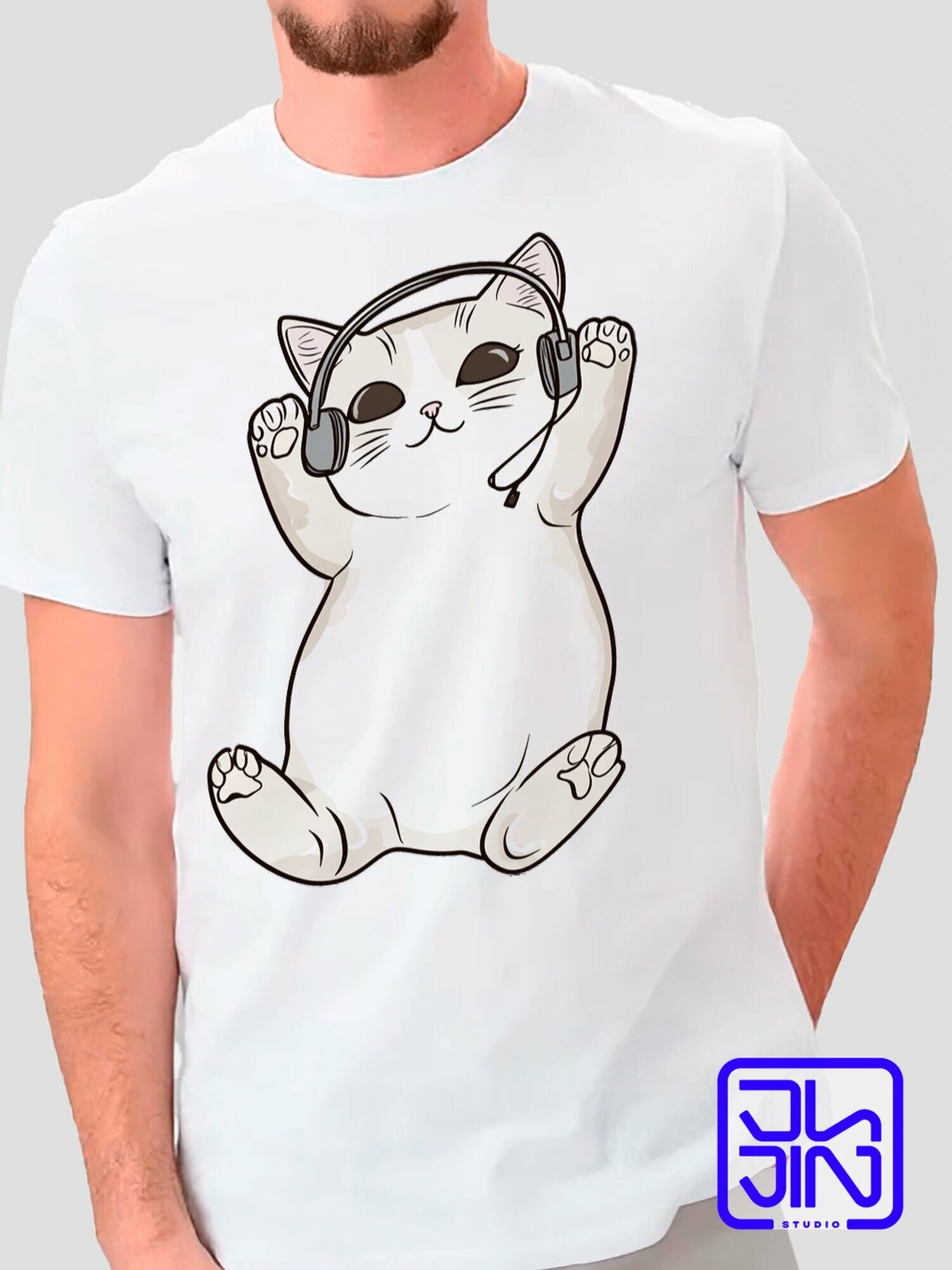 Футболка классическая мужская с авторским принтом Смешная черно белая кошка аниме в больших наушниках, белая музыкальная, белый хлопковый трикотаж с прикольным рисунком на груди