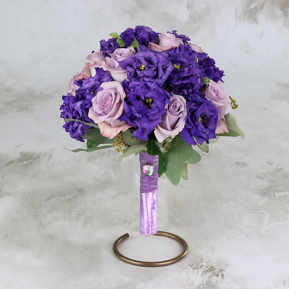 Букет невесты Букет Маркет, фиолетово-сиреневый, розы, лизиантусы, под ленту