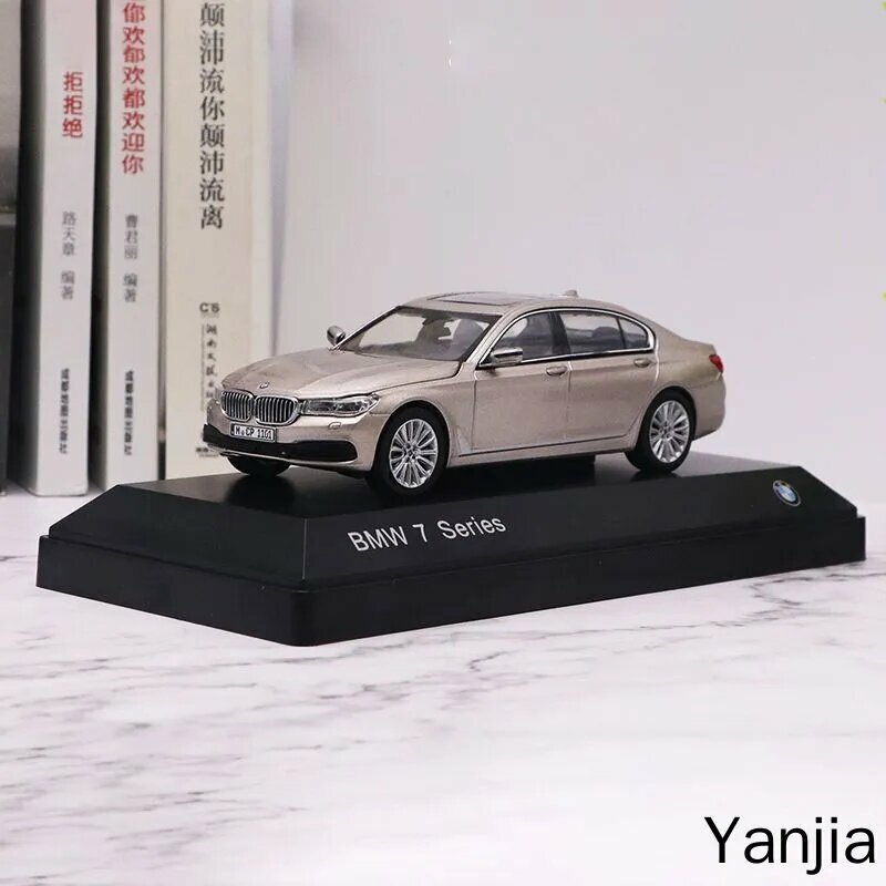 Миниатюрная модель автомобиля из литого металла бмв 750iL G82 модель автомобиля Игрушки 1:43 BMW 750iL G82
