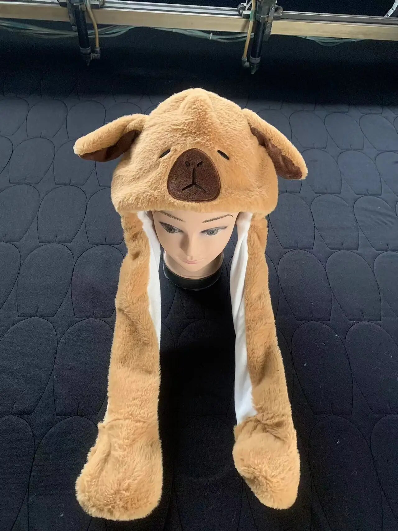 Плюшевая шапка-динозавр с подвижными ушами Capybara