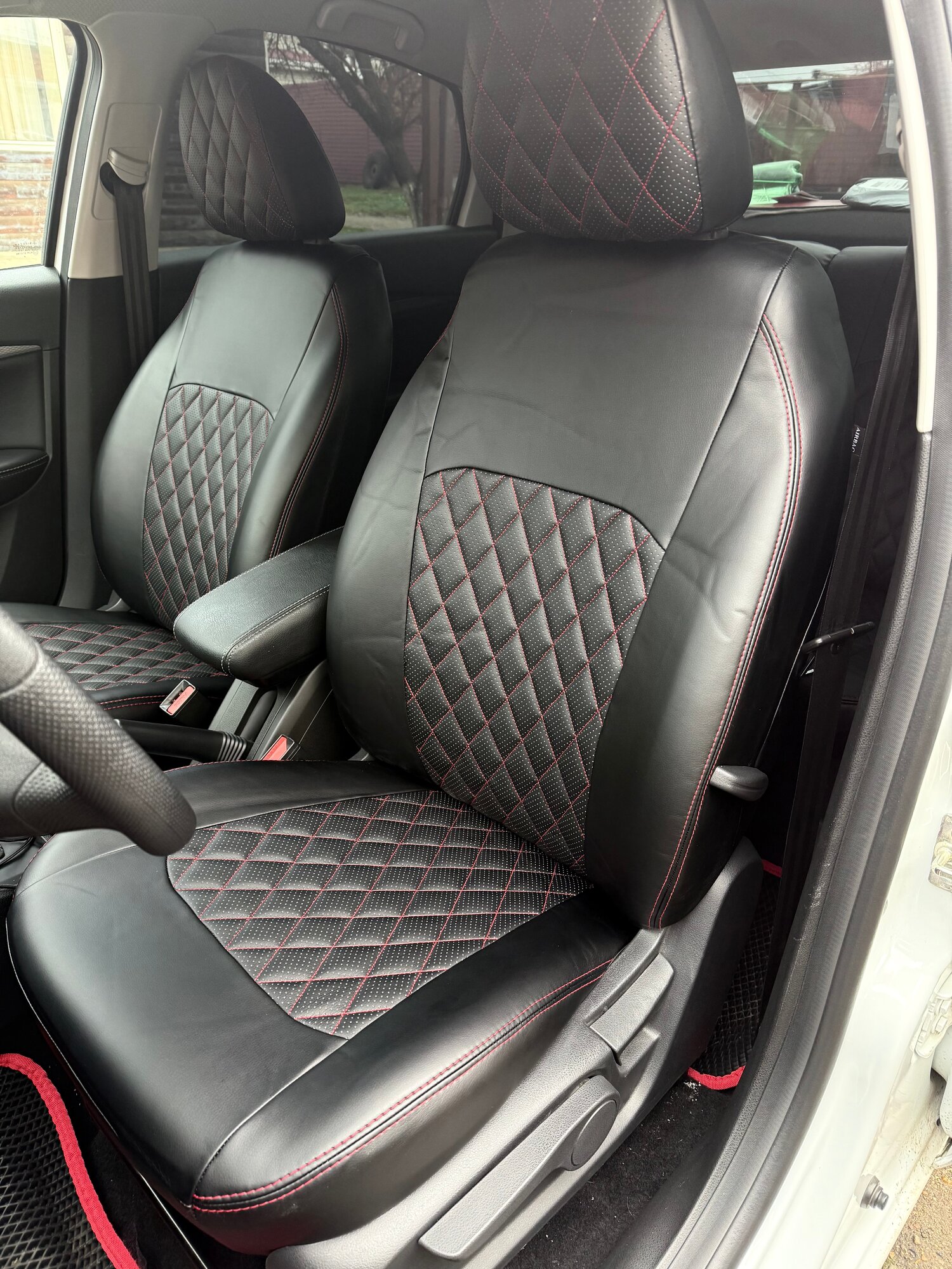 Комплект чехлов для LADA Vesta / Vesta SW Cross / Vesta NG. Экокожа, ромб, черный, красная строчка.