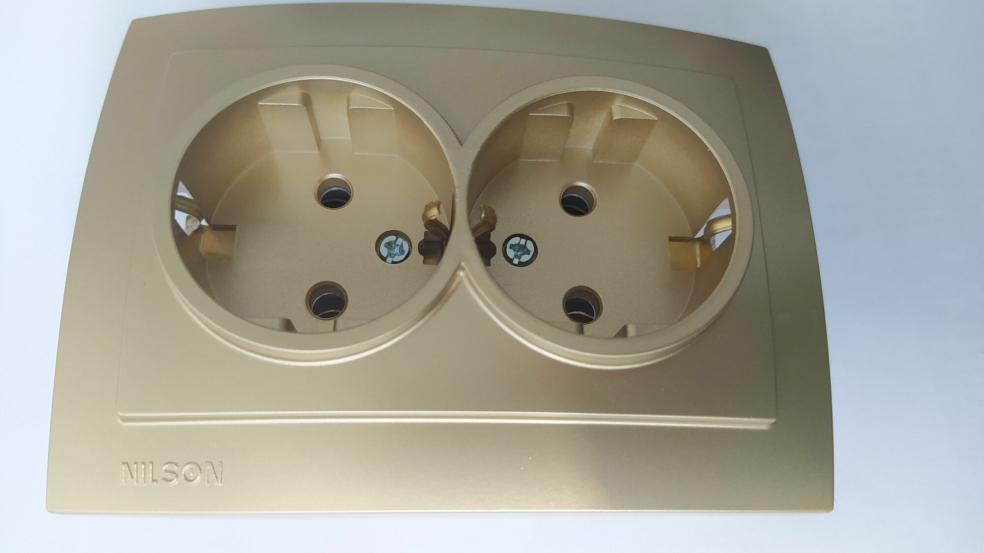 Розетка Nilson внутренняя двойная с заземлением. золото