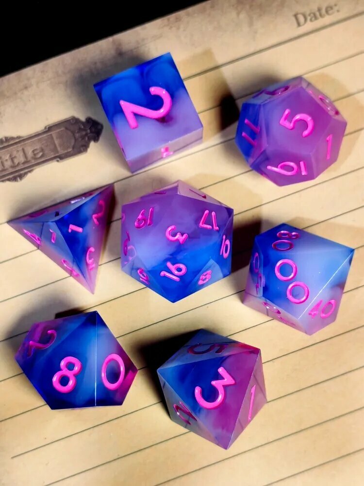 Набор кубиков ДнД из смолы 7 шт, прозрачные дайсы для Dungeons & Dragons, светло-фиолетовые с зелёными цифрами