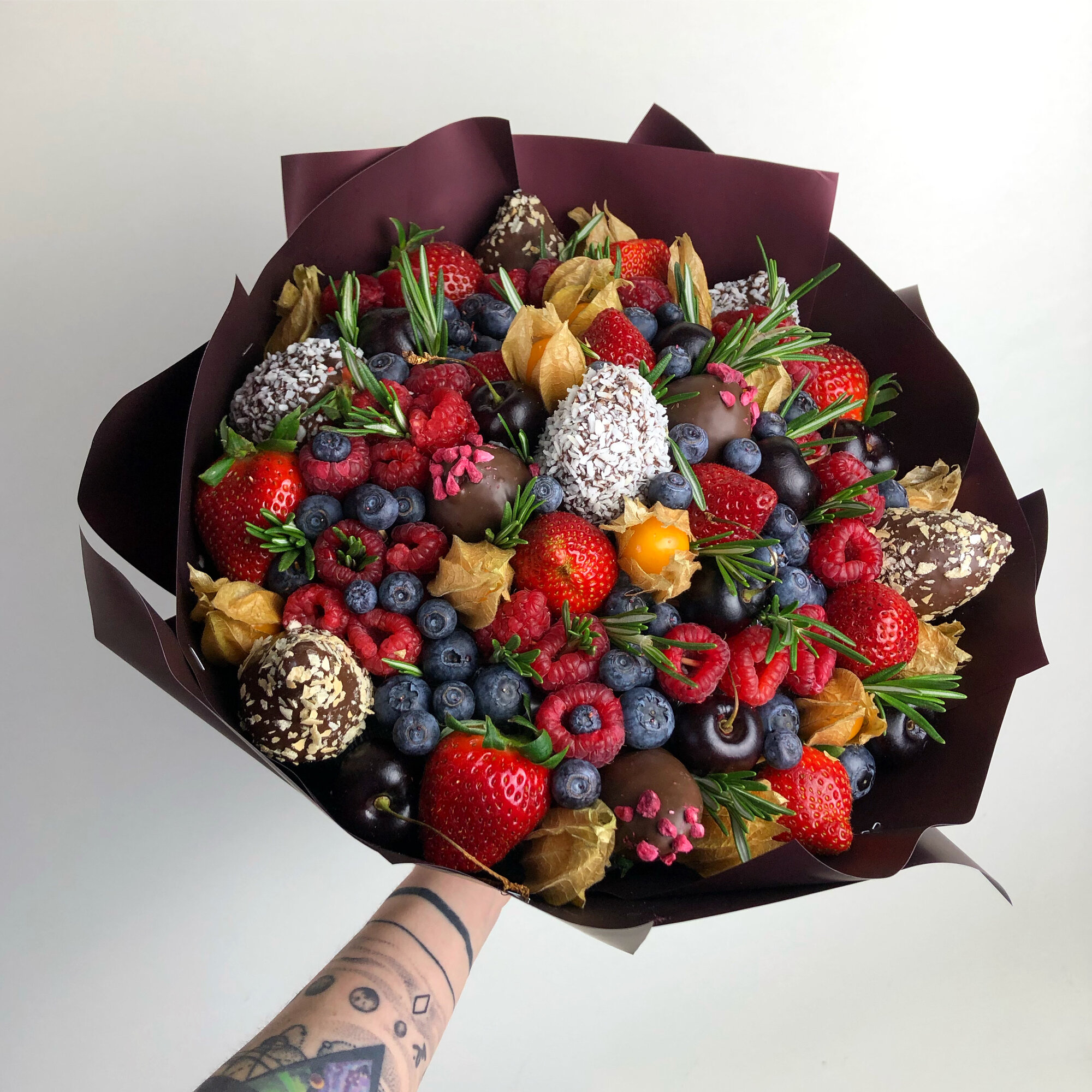 Букет KIMBERRY "Ягодная поляна", свежие ягоды малина, клубника, ежевика, голубика