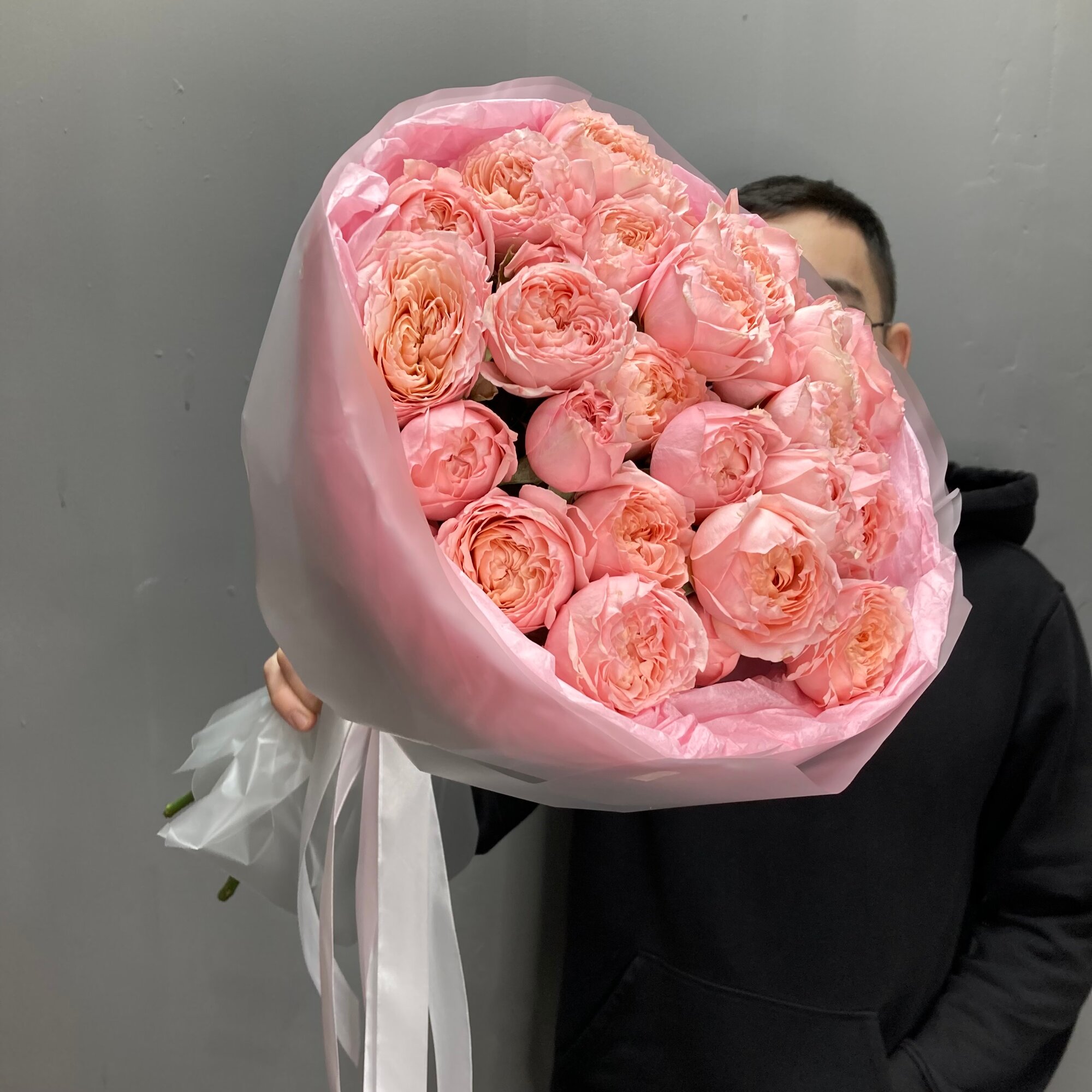 Букет "Джульетта" Two K Flowers , 7 кустовых пионовых роз, воздушная упаковка