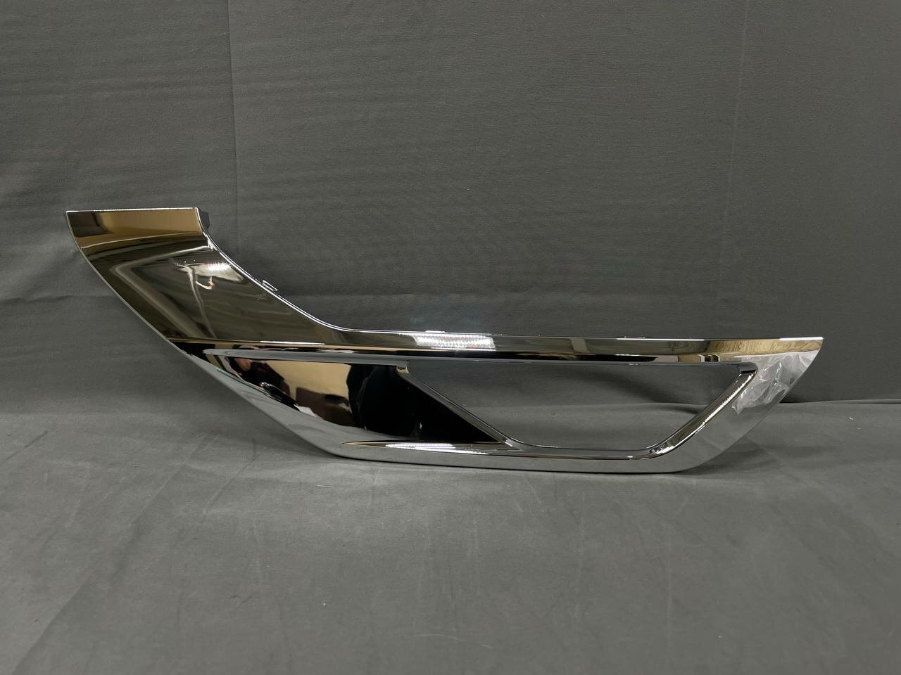 Молдинг нижний правый Mitsubishi LWMB18024L