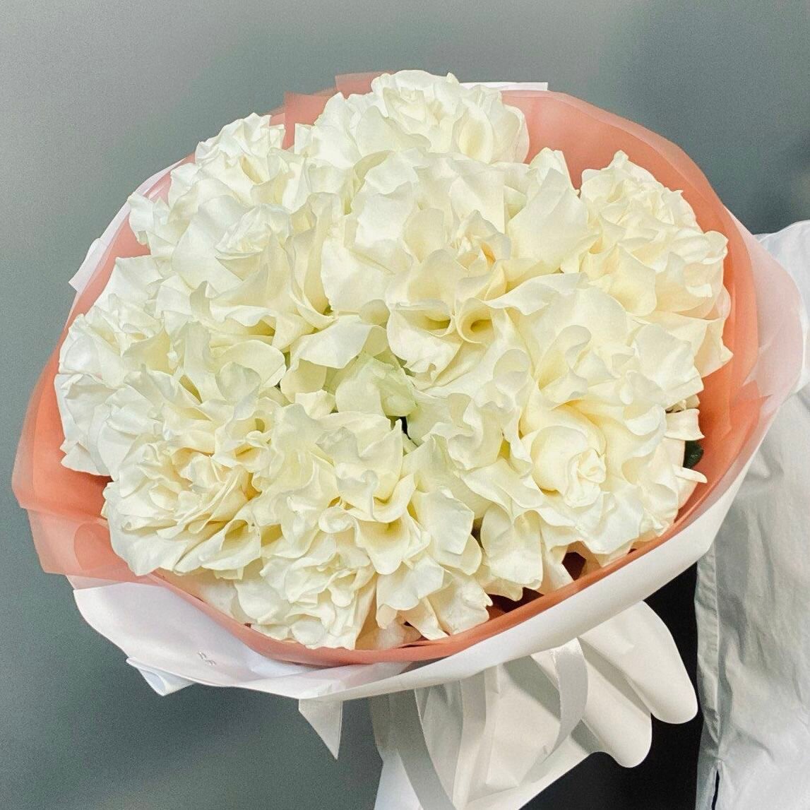 Белые розы (розы - 9 шт), высота букета 50 см, ширина букета 27 см