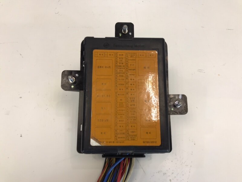 Б/У блок предохранителей, реле салона SsangYong Actyon Sports 2007 QJ D20DT . Дефект двух креплений крышки (защелки). 35212...