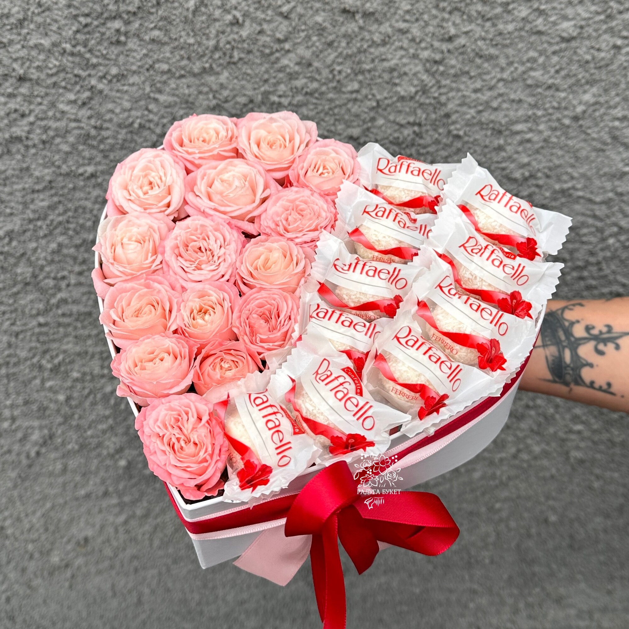 Композиция «Мари Пинк» сердце из кустовых роз и Raffaello / Радуга Букет