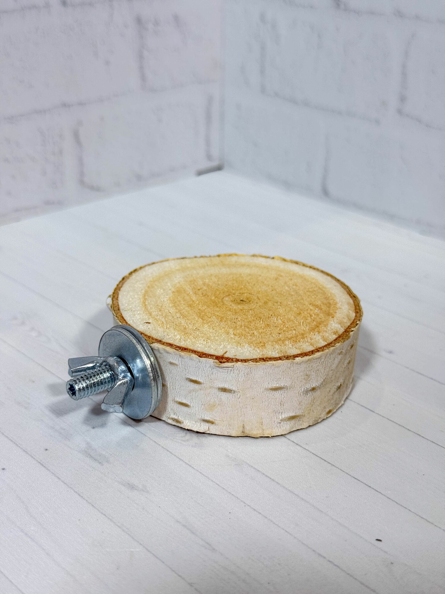 Спил липы для кролика, морской свинки, хомяка, крыс и других грызунов ( с винтом )