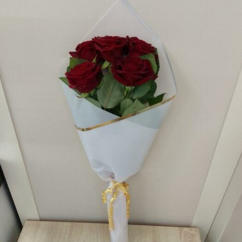 Букет цветов из пяти бордовых роз