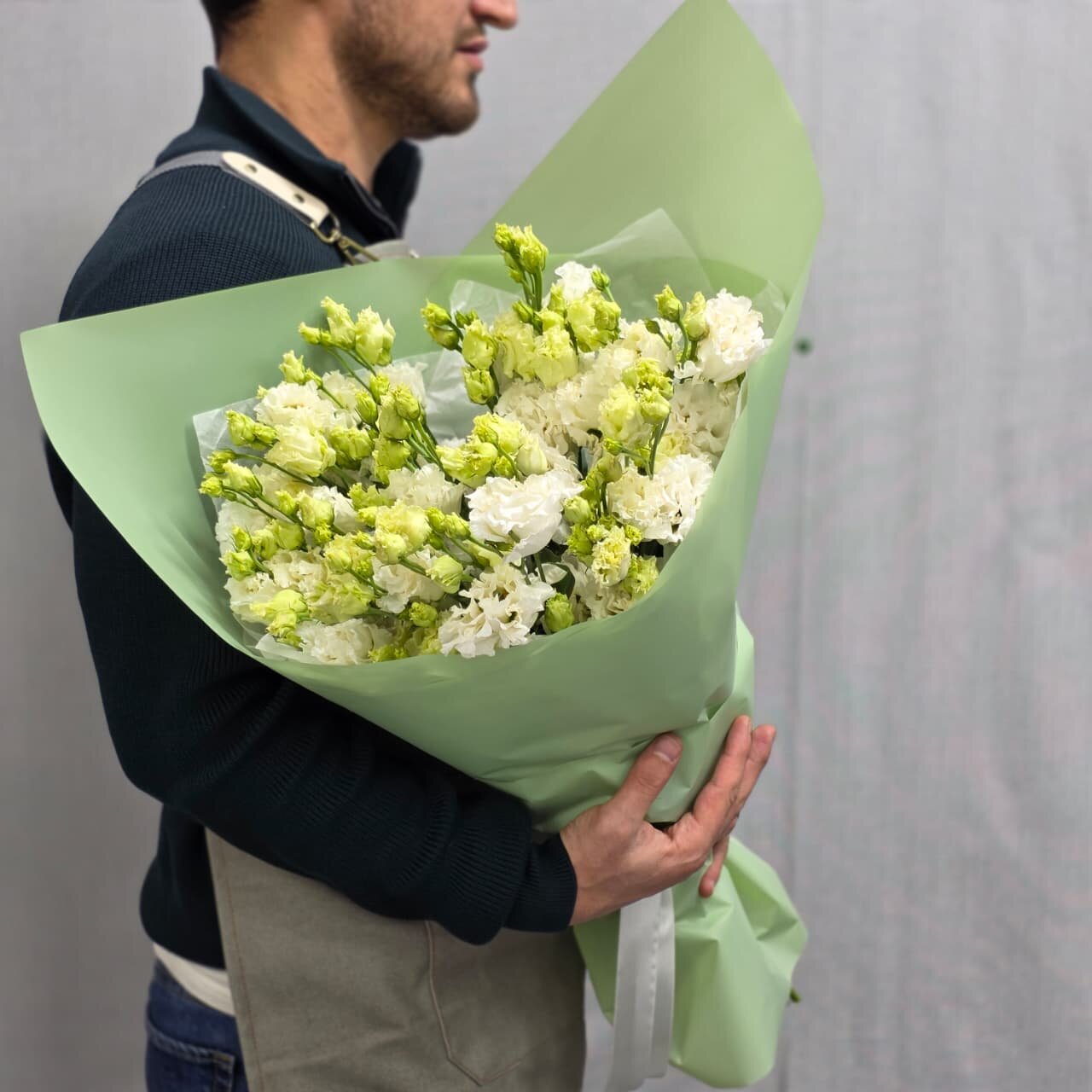 Букет "Эустома", 9 цветов, высота 50 см, в дизайнерской бумаге