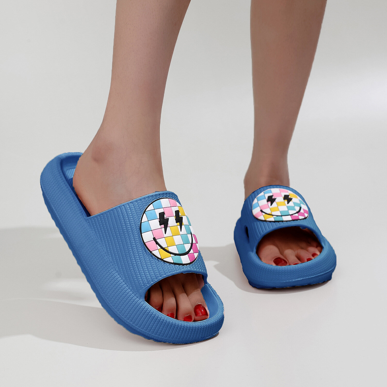 Новые сандалии с мультяшными смайликами для пар, летние домашние сандалии для ванной комнаты и душа, для мужчин и женщин, с толстой подошвой.35-36