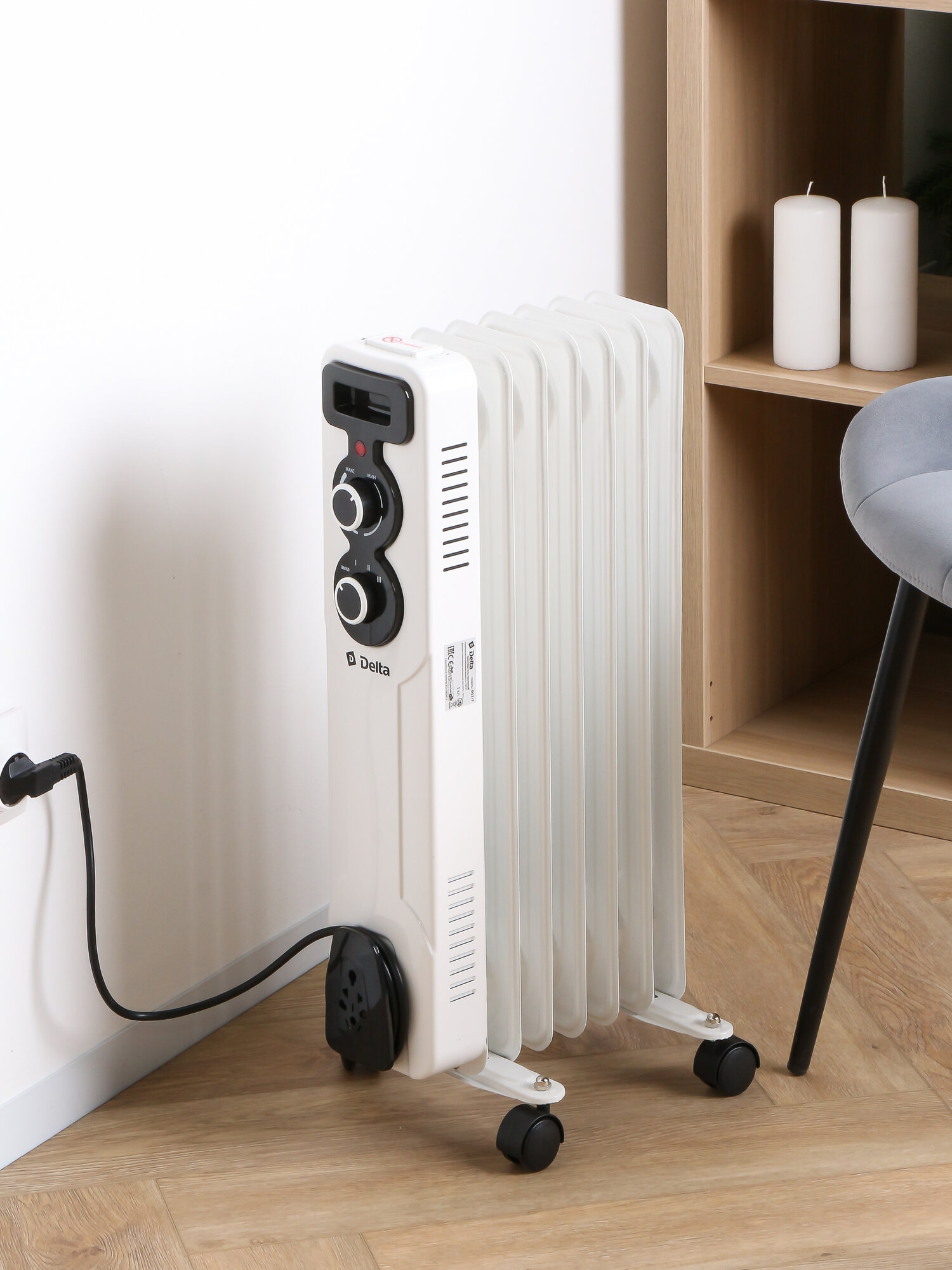 Масляный радиатор Delta D11-7, 7 секций, 1.5 кВт, напольный обогреватель для дома и дачи, светло-серый, до 15 м2.