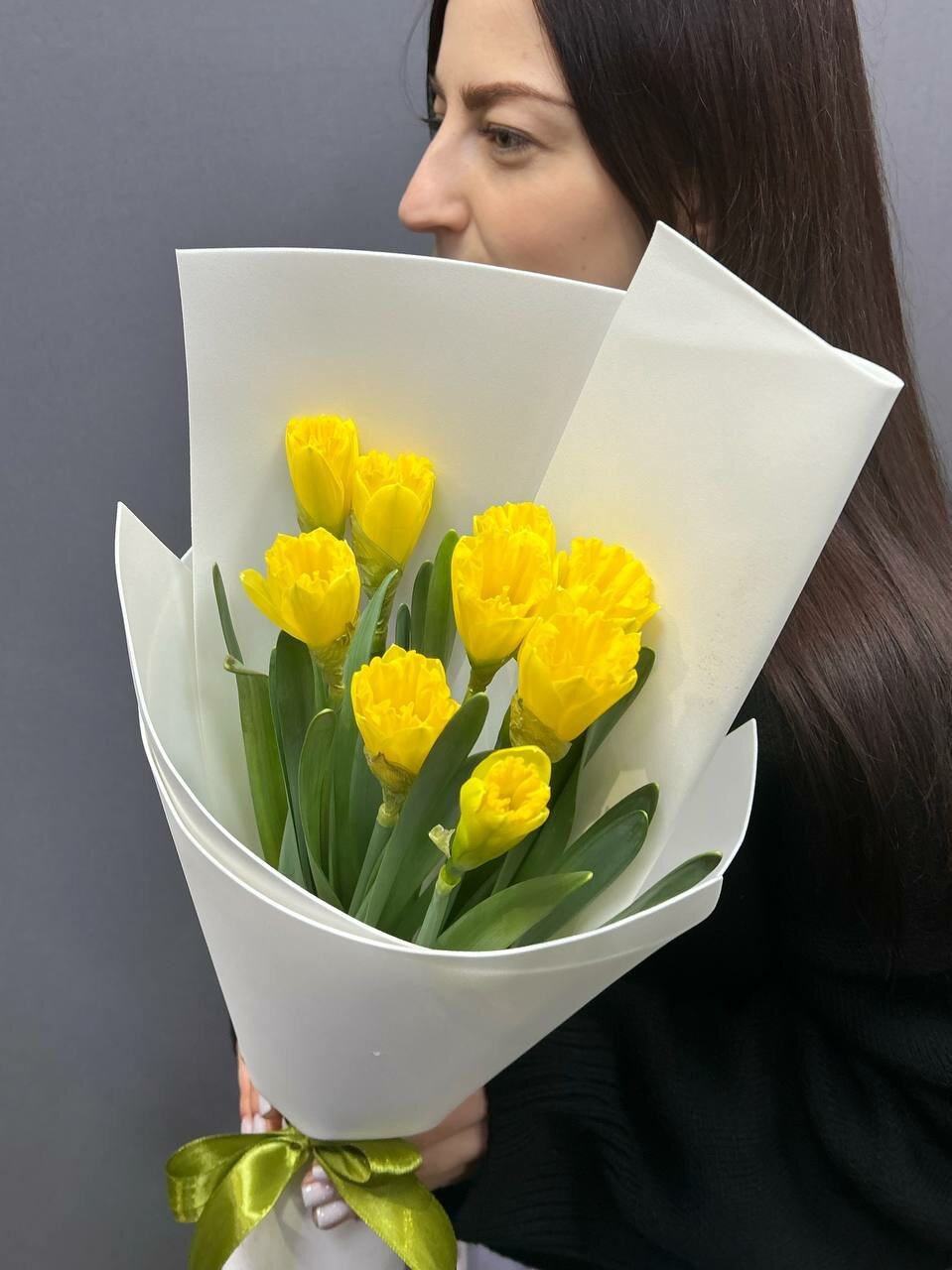 Монобукет из 9 жёлтых нарциссов в белой упаковке