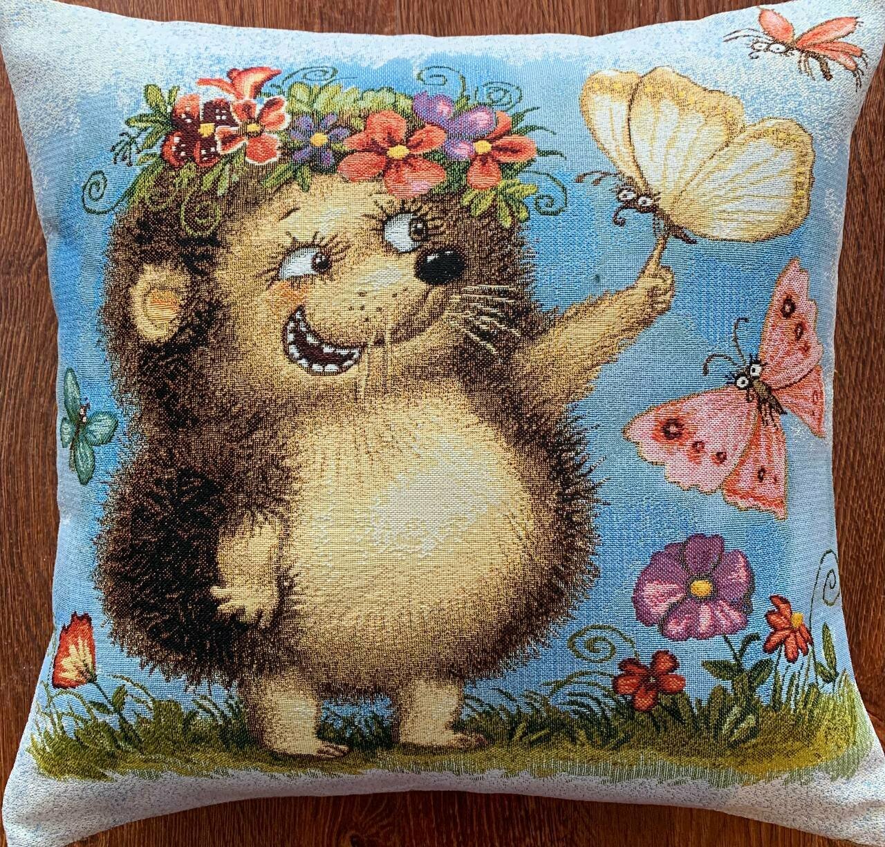 Гобелен, декоративная подушка 45х45 см / "Ёжик и бабочки"