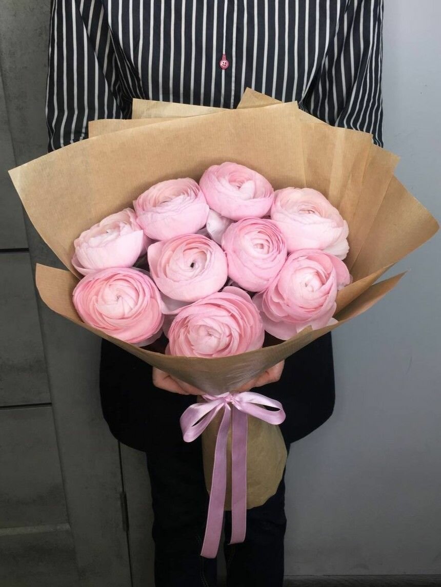 Букет розовых ранункулюсов