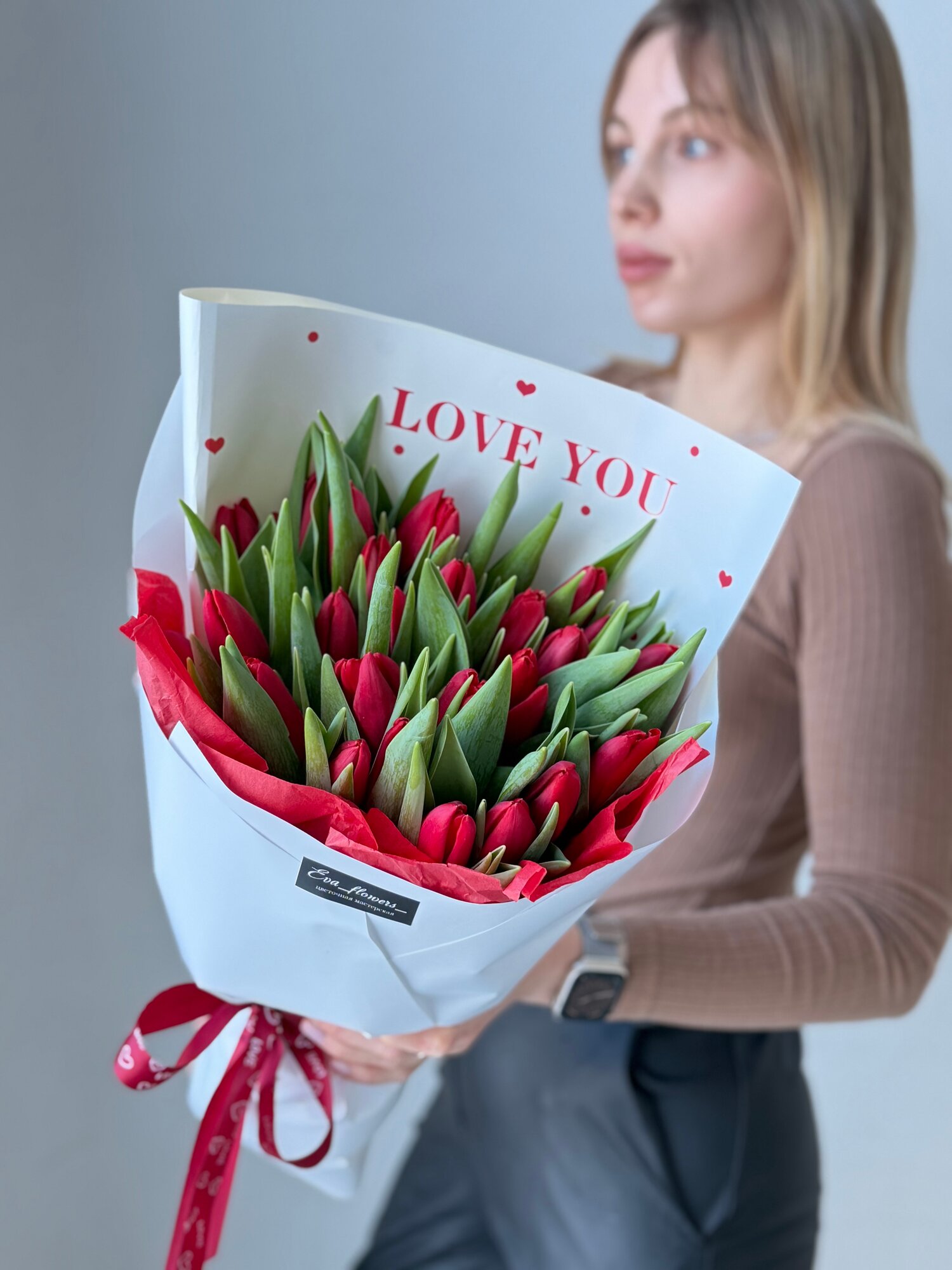 Тюльпаны 25 шт, 25 красных, хрустящих, к 14 февраля, ван лав